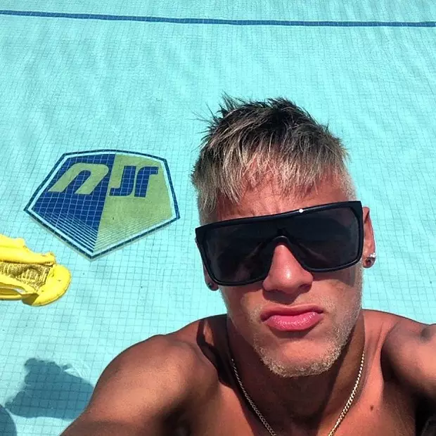 Neymar în piscină