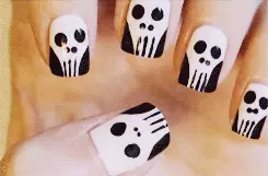 Le manicure sili ona fefe mo Halloween.