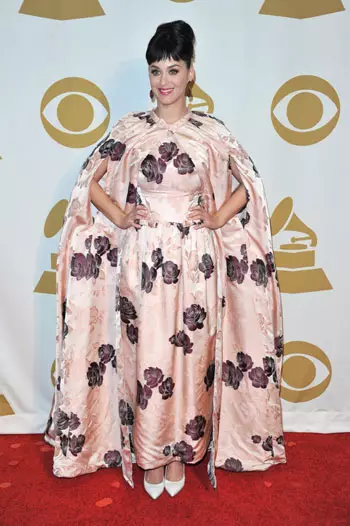 Katy Perry pərdə parça ilə tikilmiş bu paltarla uğur qazana bilməyib.