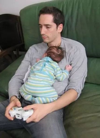 אבא ותינוק עם משחקי וידאו
