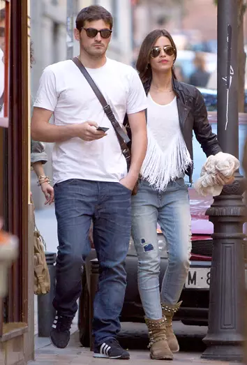 Iker Casillas og Sara Carbonero går gennem Madrids gader.
