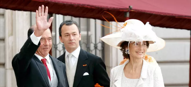 राणी लेटिझिया आणि राजा फेलिप सहावा यांच्या लग्नात एमिलियो बोटिन आणि त्याची पत्नी पालोमा ओ'शीआ