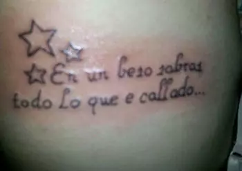 Foto di un tatuaggio con errori di ortografia.