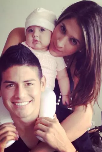 James Rodríguez, faatasi ai ma lona faletua ma lona afafine.