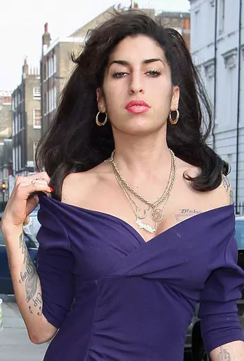 Gwraig y dydd yw Amy Winehouse