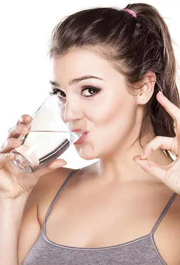 Det er tilrådeligt at drikke rigeligt med væske for at lindre ondt i halsen