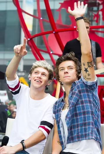 Niall Horan és Harry Styles a One Direction promóciós akciójában.