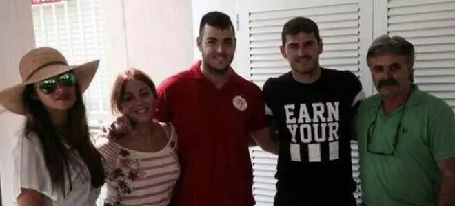 Iker Casillas og Sara Carbonero, sammen med nogle fans i Almería.