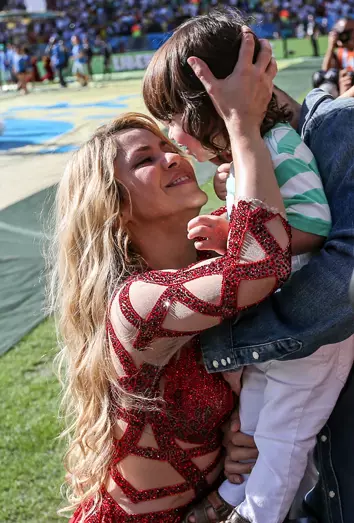 Shakira suutelee Milania MM-kisojen päätösseremoniassa.