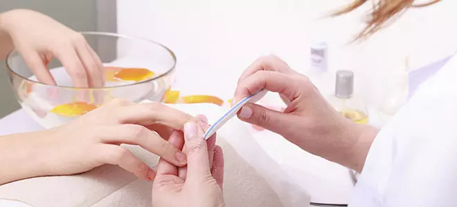 Manicure rehabilitatif nambah kesehatan tangan lan kuku