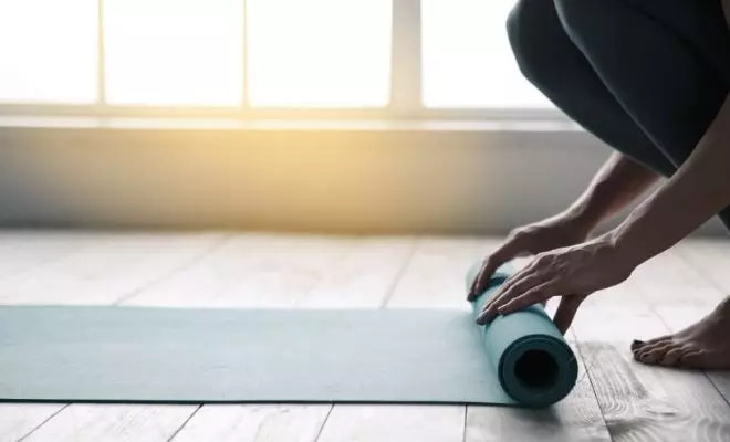 Что можно использовать в качестве коврика для йоги дома