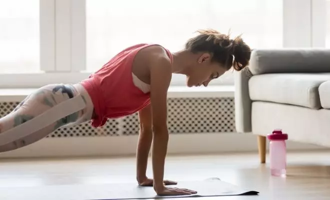 Tabel de exerciții pe care le poți face acasă pentru a nu pierde masa musculară