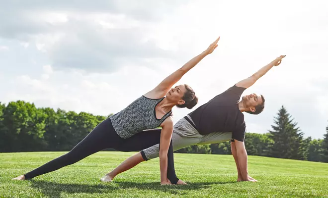 9 yogaställningar som ett par: hur man gör dem och vilka fördelar de har