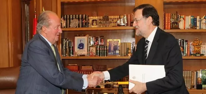 La reĝo liveras sian abdikon al Mariano Rajoy.