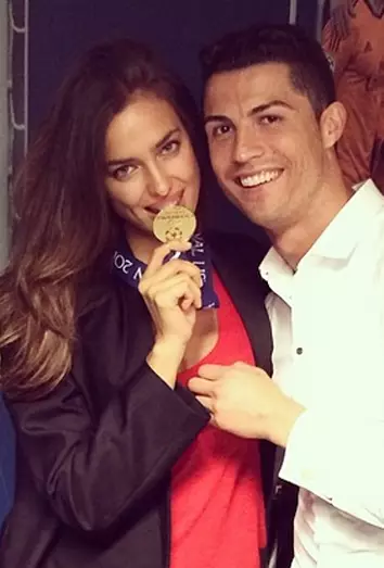 Irina Shayk සහ Cristiano Ronaldo රියල් මැඩ්රිඩ් ජයග්‍රහණය සමරයි.