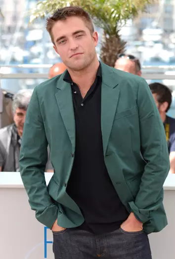 Robert Pattinson pózuje na filmovém festivalu v Cannes 2014.