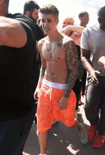 Justin Bieber zonder shirt in Cannes.
