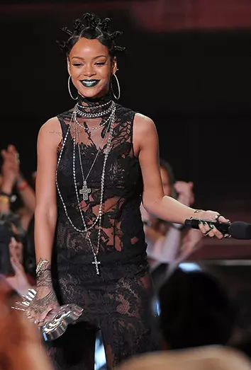 Rihanna, Shakira ve Selena Gomez 2014 iHeart Müzik Ödülleri'nde manşet oldu