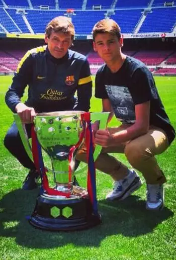 Tito Vilanova en syn soan Adriá, op it Camp Nou.