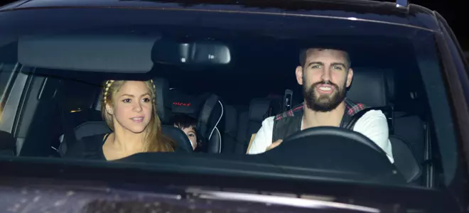 Shakira ahamya uburyo paparazzi yakubise Piqué akamena iminwa