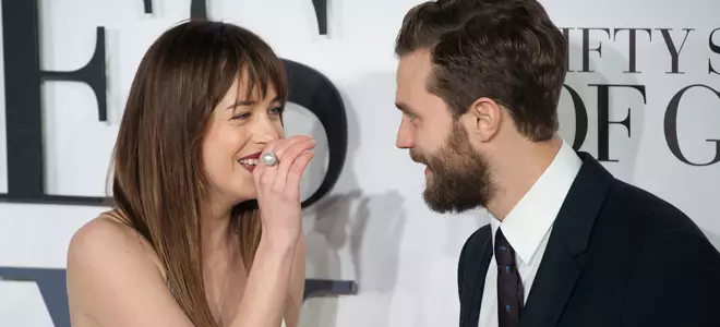 Dakota Johnson und Jamie Dornan lachen bei Fifty Shades of Grey-Promo