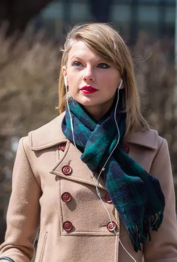 Si Taylor Swift ug ang iyang side bangs nga hairstyle