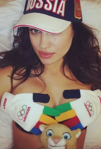 Irina Shayk, oo ah qofka ugu jinsiga badan ee taageera ciyaaraha Olombikada Sochi.