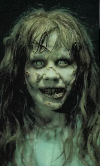 Kostum gadis Exorcist pikeun Lebaran