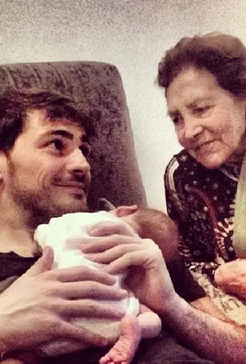Iker Casillas met zijn grootmoeder en Martín.