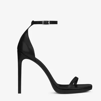 Et look af Yves Saint Laurent sandaler til en Zara pris