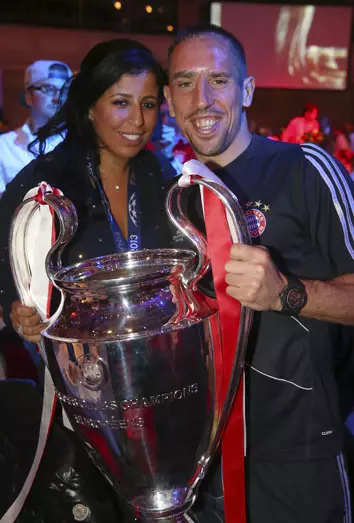 Ribéry dan isterinya Wahiba, dengan trofi Liga Juara-Juara.