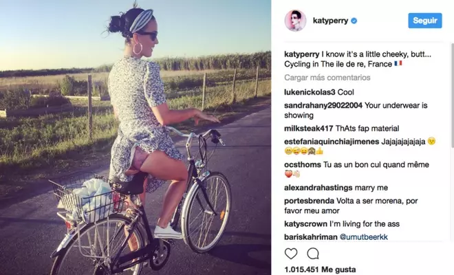 ด้วยเคล็ดลับนี้ในการขี่จักรยานกับกระโปรงหรือชุดคุณจะไม่เหมือน Katy Perry