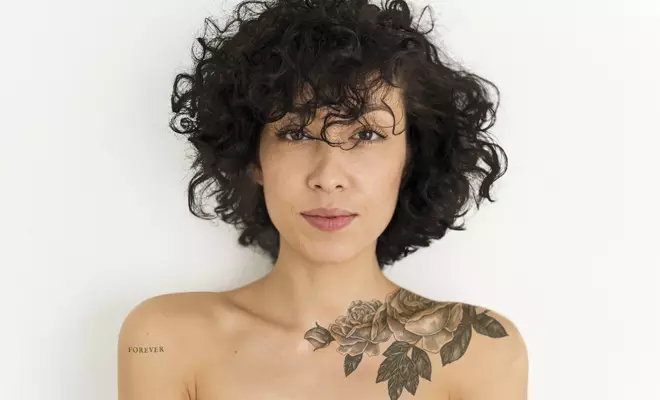 Ideje za tetoviranje vrtnice: tetovaža na rami
