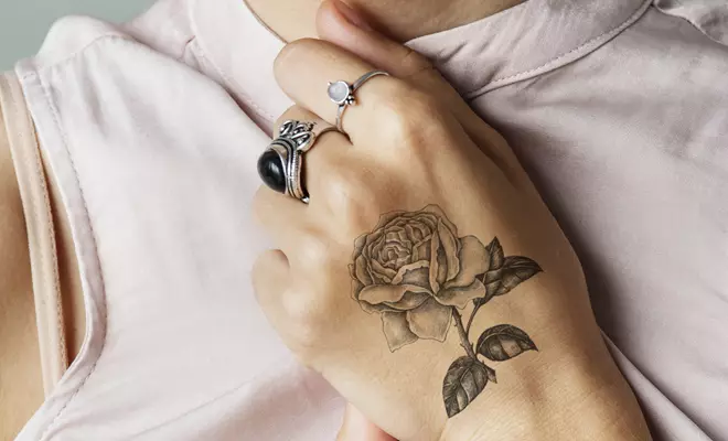 Minimālisma rožu tetovējumu idejas