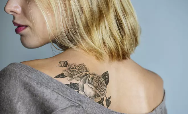 Ideje za tetoviranje ruže s drugim cvijećem