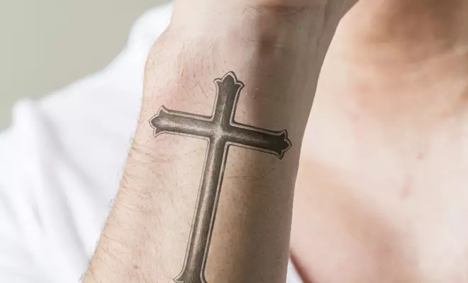 Wat betsjutte cross tattoos?