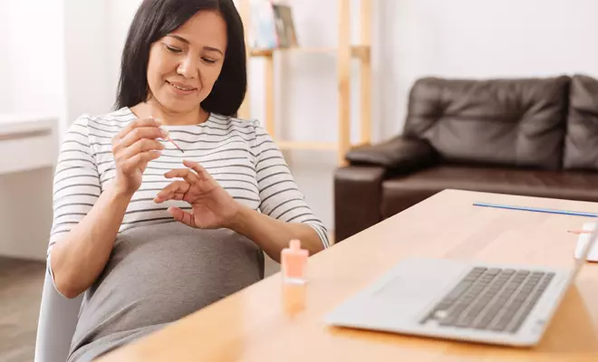 Załóż sztuczne paznokcie w czasie ciąży, czy to możliwe?
