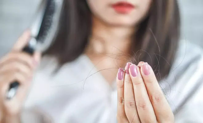 Чому у жінки випадає волосся?
