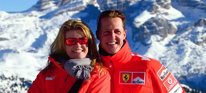 Michael Schumacher en syn frou Corinna Betsch genietsje fan skien.