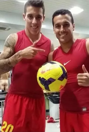 Cristian Tello és Pedro pózol egy szamárral a háttérben.