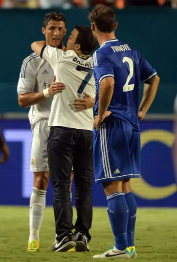 Cristiano Ronaldo abraçat per Ronald.