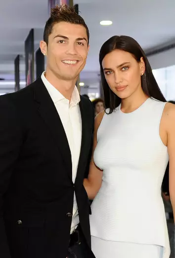 Irina Şaýk we Kristiano Ronaldo, futbolça bagyşlanan muzeýde.