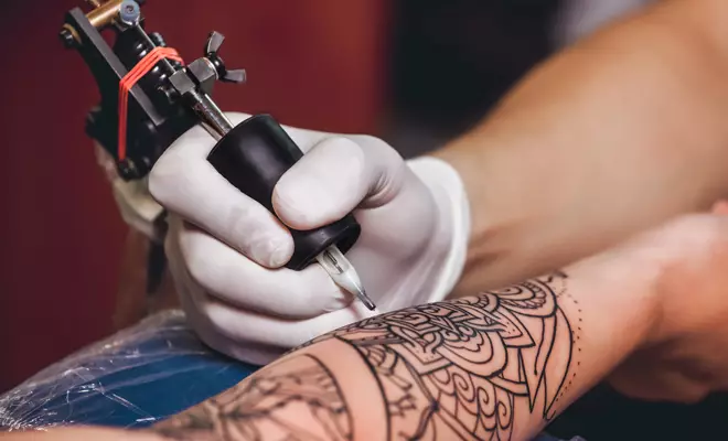 Hoe om te weet of jou tatoeëermerk besmet is
