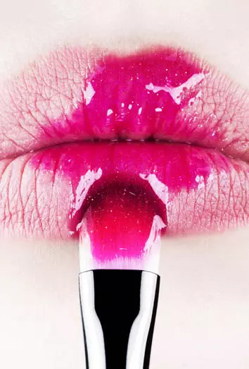 Lip gloss, ພື້ນຖານໃນຖົງຂອງທ່ານ: tricks ແລະຜົນກະທົບ 29195_1
