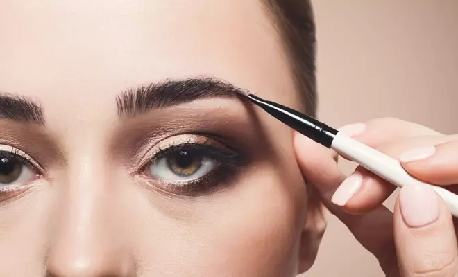 Step by step to define and fill in the eyebrows