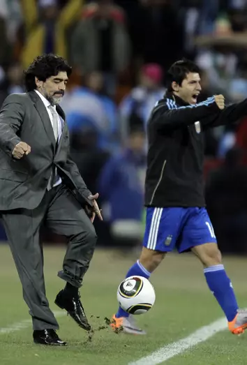 La rilato inter Maradona kaj Sergio Agüero estas tute rompita