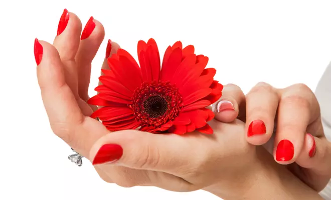Frumusețea unghiilor fără unghii: cum să preveniți și să eliminați unghiile