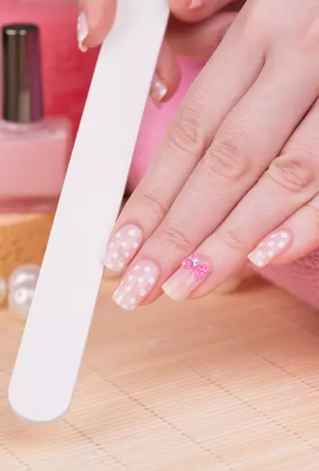 Bagaimana untuk melakukan manicure polka dot