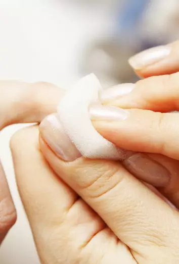 Kako ukloniti šminku sa noktiju a da ih ne oštetite