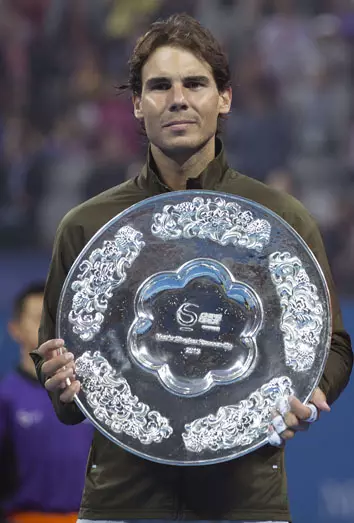 Rafa Nadal me trofeun e nënkampionit në turneun e Pekinit